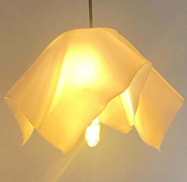 luminária branca em formas orgânicas